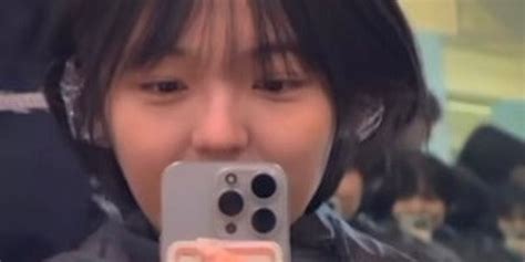 이 배우 긴머리 싹둑 자르고 완전히 달라졌네 누구 잇 플레이스