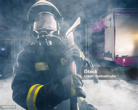 도끼를 들고 연기로 둘러싸인 실내에서 산소 마스크를 쓰고 있는 여성 소방관의 초상화 소방관에 대한 스톡 사진 및 기타 이미지 소방관 30 34세 Practice