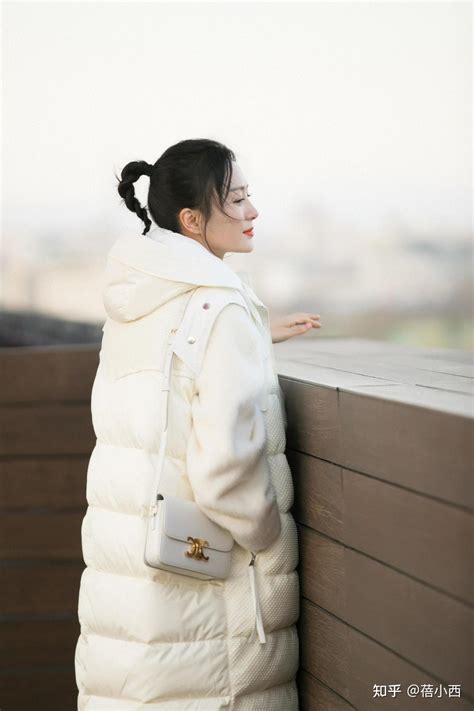 秦岚这才是认真穿搭，“长款羽绒服叠穿大衣”，保暖减龄又时髦 知乎