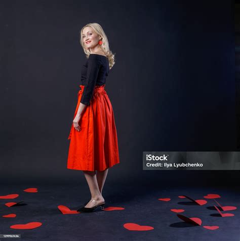 소녀 손은 바닥 하트 로맨스에 손가락 사랑 기호 발렌타인 심장 모양을 잡고 영감 감정 감 프레임 에 빨간 드레스 소녀 맨발 널판지에 대한 스톡 사진 및 기타 이미지 Istock