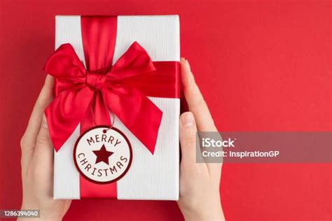 머리 위 Pov 상단 닫기 보기 사진 오 여성 손 흰색 Ans 빨간 선물 상자를 들고 둥근 카드 격리 밝은 배경 빈 공백 공간 겨울에 대한 스톡 사진 및 기타 이미지