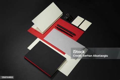 빨간색 A4 레터 헤드 명함 봉투 노트 북펜이있는 문구 브랜딩 모형 템플릿 어두운 배경 실제 사진 0명에 대한 스톡 사진 및 기타 이미지 Istock