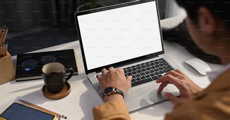 편안한 직장에서 정보를 검색하는 노트북 컴퓨터를 사용하는 젊은 남자 프리랜서의 모습을 닫습니다 사진 Unsplash의 태국 이미지