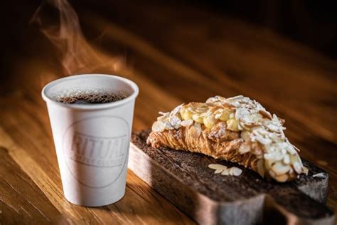 Croissant Cuernito Café Monchitime