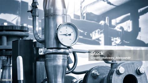 산업 개념 밸브 튜브 압력 게이지 온도계 보일러 하우스의 장비 보일러 룸에서 기마계 파이프 유량계 물 펌프 및 난방 시스템의 밸브를 닫습니다 0명에 대한 스톡 사진 및 기타