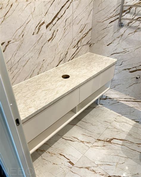 Напольная тумба для раковины из МДФ крашеного со столешницей из постформинга на заказ в Москве