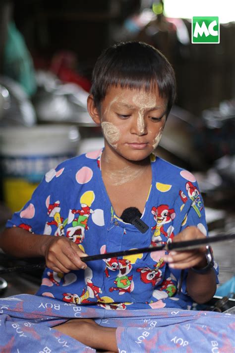 မျက်မမြင် မိခင်ကို ထီးပြင်ပြီး ရှာကျွေးနေတဲ့ ၁၁ နှစ် သားငယ်