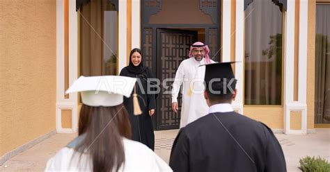 التهنئه والمباركات بالتفوق والانجاز، تصوير مقرب من الخلف لخريجين عربيين