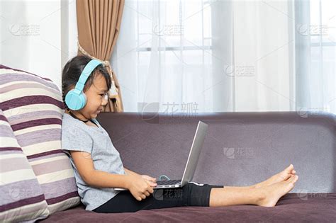 亚洲小女孩使用笔记本电脑在家学习在线功课，社交远程在线教育理念理念