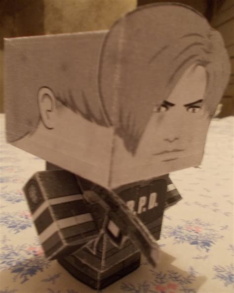 Mundo Bazinga Papercraft Leon S Kennedy