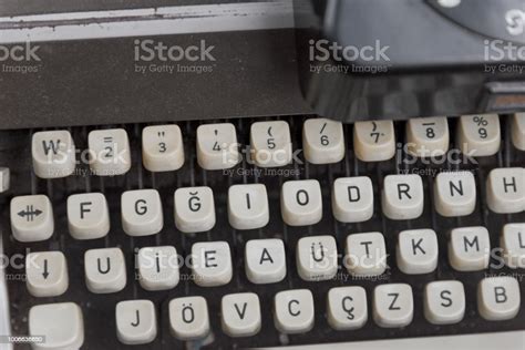 고 대 타이프 라이터입니다 오래 된 복고풍 타자기 빈티지 스타일 먼지 투성이 표면 빈티지 타자기 기계 Closeupdetails