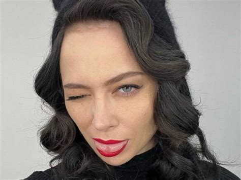 "Фотки огненные": Самбурская показала грудь крупным планом - TOPNews.RU