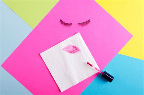 흰색 냅킨에 립스틱 키스 화려한 배경에 거짓 속눈썹 여성 얼굴의 추상적 인 모양 0명에 대한 스톡 사진 및 기타 이미지 0명 개념 개인 장식품 Istock