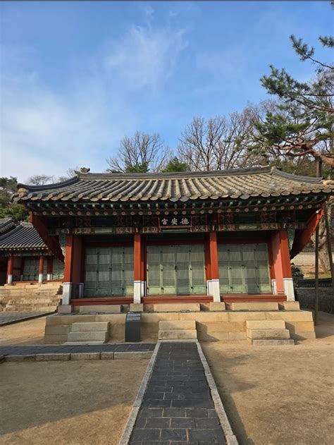 사람은 일대일로만 만나는것이 좋다 비즈니스 아니면 모임은 안 나간다 사람은 단둘이 있을때만 그나마 진솔한 모습을 보인다 여러 사람이 모이면 소통은 매우 제한된다