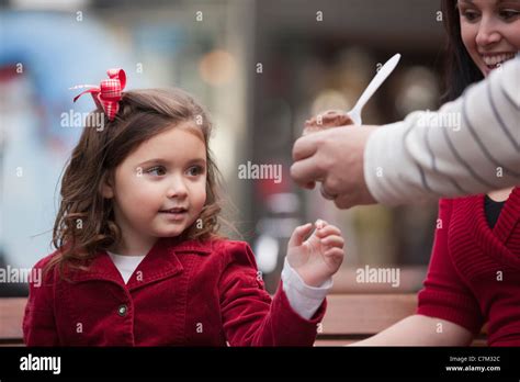 Mädchen Mit Ihrer Mutter Unter Eis Von Ihrem Vater Sitzen