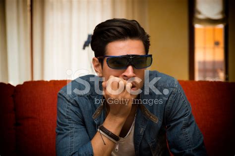3d 안경을 착용 하는 남자는 비디오를 보고 앉아 스톡 사진 Freeimages