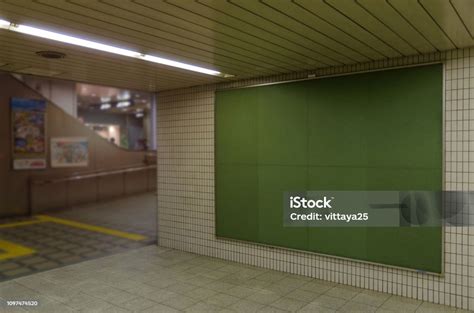 텍스트 메시지 또는 미디어와 지하철에서 콘텐츠 복사 공간 벽에 큰 빈 광고 빌보드 기차 역 또는 공항 게시판 배너 마케팅 및 광고 개념 0명에 대한 스톡 사진 및 기타