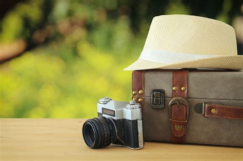 여행자 빈티지 가방 카메라와 페도라 모자 나무 테이블 Bokeh 프리의 Infront 휴일 및 휴가 개념입니다 가방에 대한 스톡 사진 및 기타 이미지 Istock