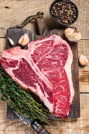 나무 도마에 허브와 원시 포터 하우스 또는 T 뼈 쇠고기 고기 스테이크 나무 배경 위쪽 보기 0명에 대한 스톡 사진 및 기타