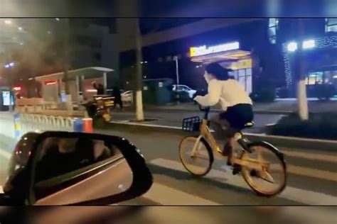 这妹子属实有点牛啊，想知道她去哪个酒吧了 酒吧 妹子