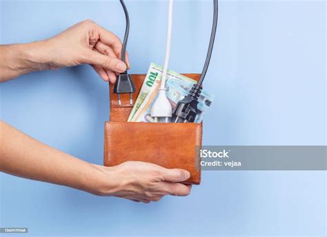 여성의 손은 유로 지폐와 오픈 지갑에 전원 플러그를 넣습니다 에너지 효율 전력 소비 전기 가격 상승 및 고가의 에너지 개념 가격에 대한 스톡 사진 및 기타 이미지 Istock