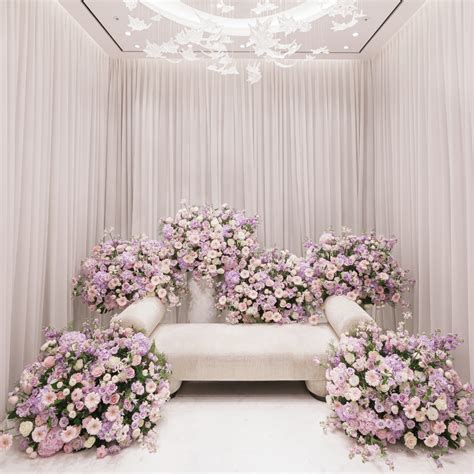 조선 팰리스 웨딩 ⠀ 화려하게 수놓인 크리스탈을 따라 비추는 화이트 플라워 웨딩 로드 조선 팰리스 웨딩에서 두 분만을 위한 특별하고 기품 있는 웨딩을 계획해 보세요