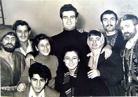 რადიო ფოტოზე პირველ რიგში ზის სანდრო მრევლიშვილი მაცხნიდან ლია ღლონტი თინა მგალობლიშვილი