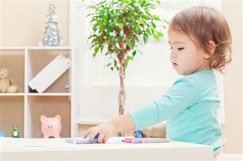 행복함 어린이 여자아이 게임하기 분필 2015년에 대한 스톡 사진 및 기타 이미지 2015년 귀여운 놀기 Istock