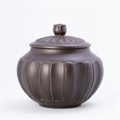 Lot A Chinese Yi Xing Pottery Jar And Cover 7 X 6 3 4 In 17 8 X 17 1 Cm