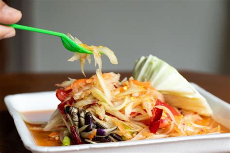 파파야 샐러드와 여성 손 잡고 포크 태국 음식 이름 솜 텀 흰색 거품 접시에 Health에 대한 스톡 사진 및 기타 이미지