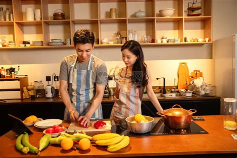 青年夫妇在家做饭高清图片下载 正版图片 摄图网