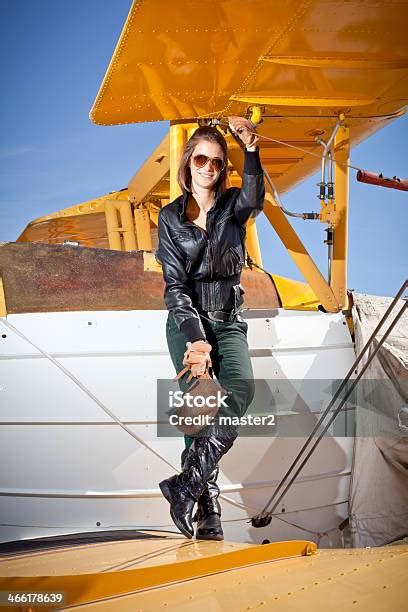 Pilot Wanita Cantik Muda Di Pesawat Terbang Foto Stok Unduh Gambar