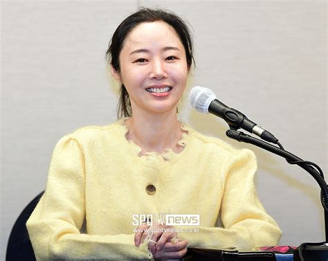 [포토s] 민희진 대표 화사한 패션으로 기자회견 등장