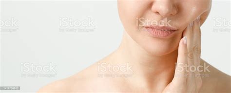 강한 치아 통증으로 고통받는 여성 손으로 뺨을 만지는 여성 치과 통증 치통 개념 건강관리와 의술에 대한 스톡 사진 및 기타 이미지 건강관리와 의술 남자 도미니카