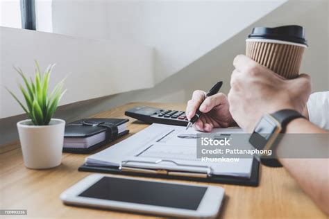 그래프 문서 재무 보고서 및 분석 계산 투자 비용 사무실 데스크 및 주변 다른 개체에서 계산기 작업 하는 사업가 계산기에 대한