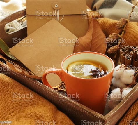 나무 트레이에 차와 레몬아늑한 가을 구성 가을 단풍과 텍스트에 대한 빈 조롱 공간을 복사합니다 따뜻한 Hygge 라이프 스타일 선택적 초점 0명에 대한 스톡 사진 및 기타