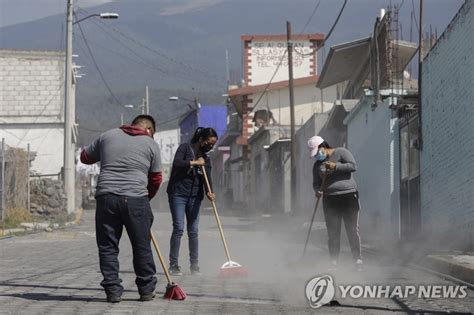 멕시코 포포카테틀 화산 폭발화산재 쓰는 주민들 연합뉴스