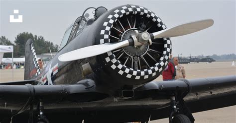 활주로에 있는 흑백 프로펠러 비행기 사진 Unsplash의 무료 비행기 이미지