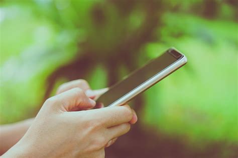 여자 손 자연과 스마트폰을 사용 하 여 그린 아름 다운 배경 비즈니스 금융 무역 재고 Maket 및 소셜 네트워크 개념 개념에 대한 스톡 사진 및 기타 이미지 Istock