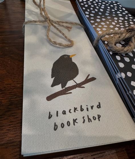 블랙버드북숍 누군가 말하길 한 해동안 얼마나 성장했는지 어떤 변화가 있었는지 헤아려 본다면 그렇게 눈에 띄는 일이 없지만 최근 5년 동안을 생각하면 아마 훨씬 큰