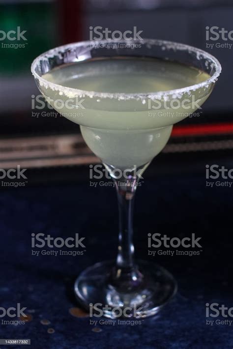 짚으로 맛있는 창조적 인 밝은 칵테일 술 술이 클럽 또는 조명 바의 테이블 위에 있습니다 건강관리와 의술에 대한 스톡 사진 및 기타 이미지 건강관리와 의술 광고 기체