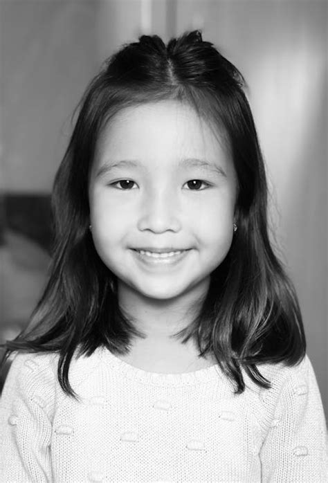 실내에서 웃는 소녀의 흑백 초상화 · 무료 스톡 사진