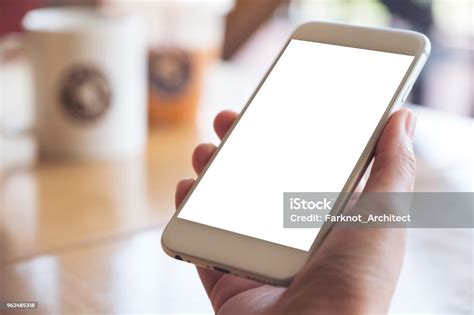 카페에 테이블에 빈 바탕 화면을 흰색 휴대폰을 들고 손 이랑 이미지 공란에 대한 스톡 사진 및 기타 이미지 공란 디지털 뷰