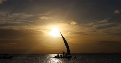 경치가 좋은 고요한 관광 구름 다우 범선 도우 동 아프리카 돛단배 레저 모험 바다 바다 경치 반사 배 사람 새벽 섬 수평선 실루엣 아프리카