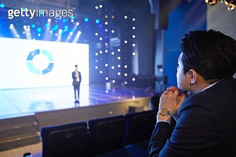 남성 프리젠테이션 연설 연설 대중연설가 전문직 비즈니스 사업가 무대조명 세미나 이미지 Jv12588985 게티이미지뱅크