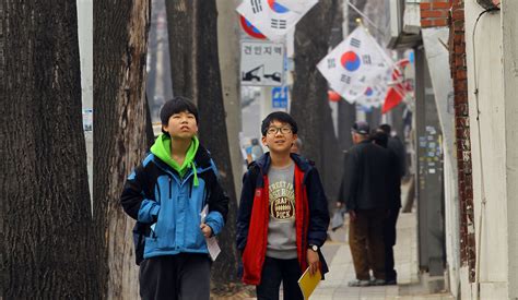태극기 휘날리는 수원 태극기 거리로 오세요