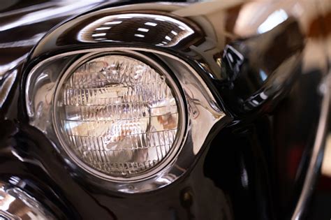 조명 아래 현대적인 둥근 검은색 자동차 헤드라이트의 클로즈업 0명에 대한 스톡 사진 및 기타 이미지 0명 3차원 형태