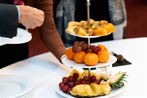 나무 테이블에 커팅 보드가있는 나무 테이블의 흰색 접시에 신선한 과일을 도금 한 신선한 과일 건강한 식생활에 대한 스톡 사진 및 기타 이미지 Istock