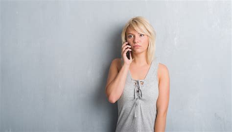 그런 지 심각한 스마트 얼굴 생각에 자신감이 식 전화에 회색 벽 말하기 이상 성인 백인 여자 감정에 대한 스톡 사진 및 기타 이미지 Istock