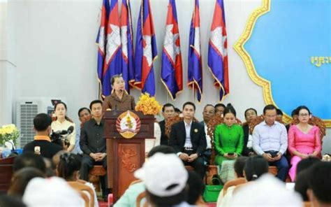 លោកជំទាវកិត្តិសង្កហៈបណ្ឌិតឧបនាយករដ្ឋមន្ត្រីម៉ែនសំអនអនុប្រធានគណបក្សអញ្ជើ